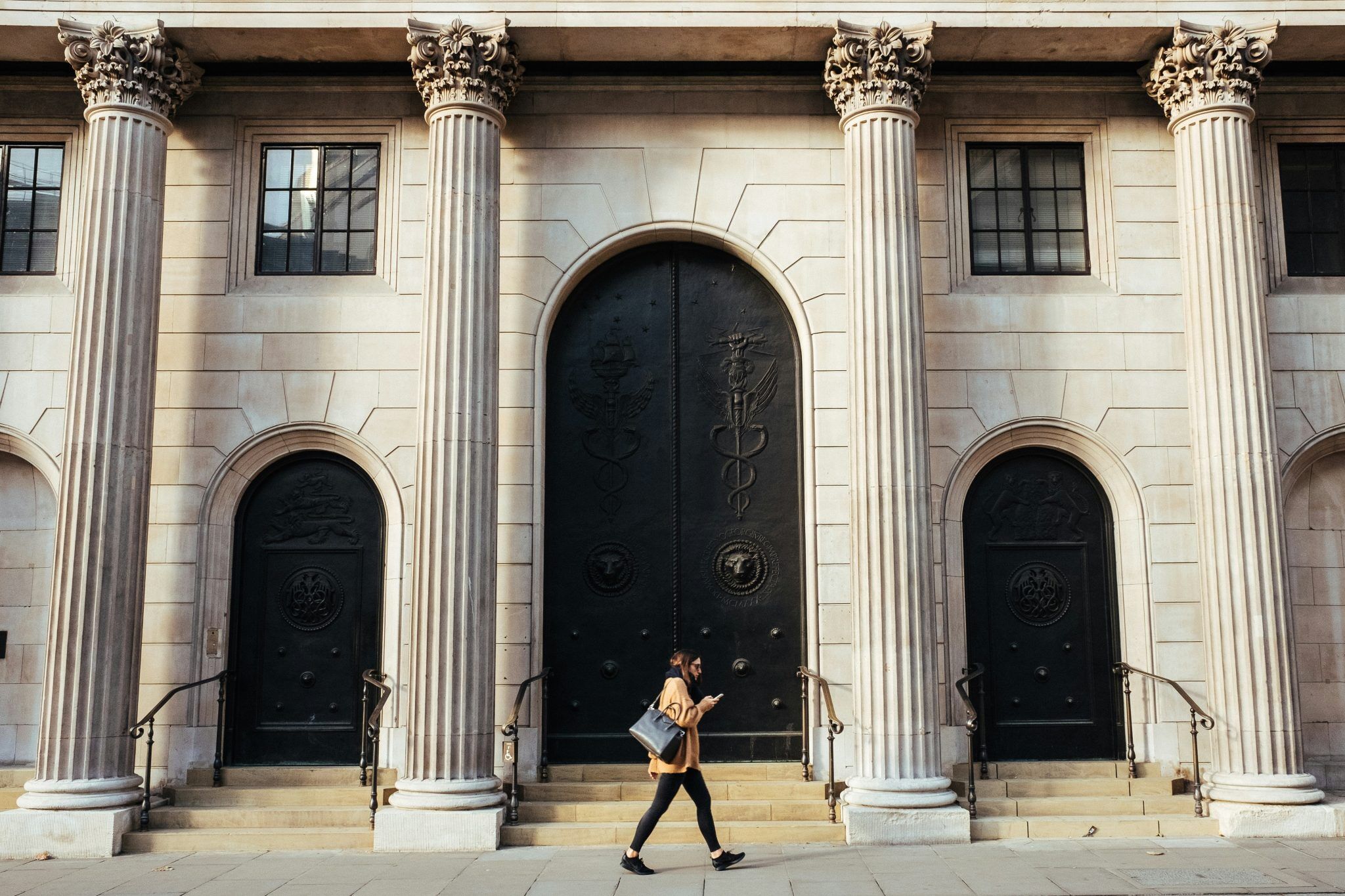 The Best Banks For Small Business - Pros & Cons